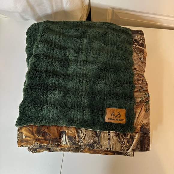 Realtree | Bedding | Nwot Realtree Green And Camouflage Blanket Throw 5 ...